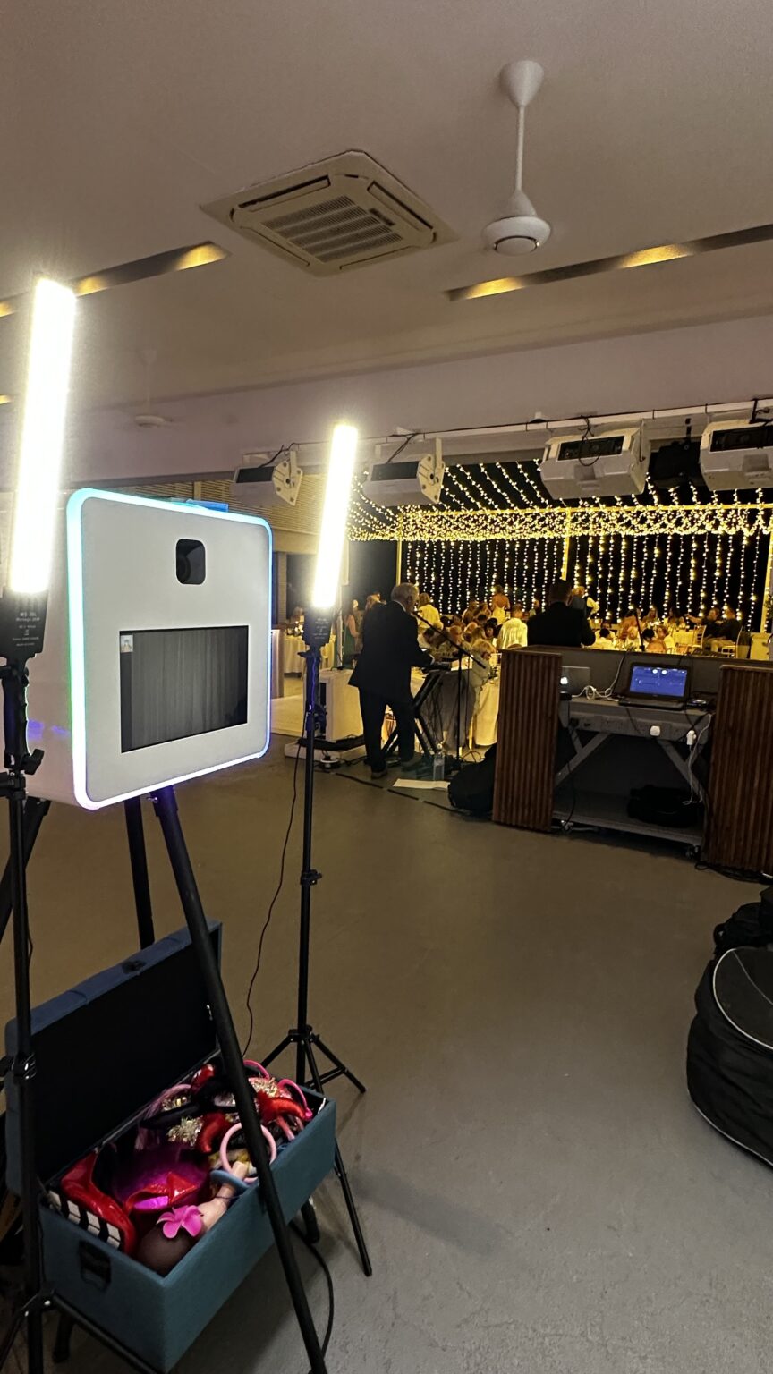 The Retro Booth! The best for your wedding ! - Oh Snap Photobooth Cyprus