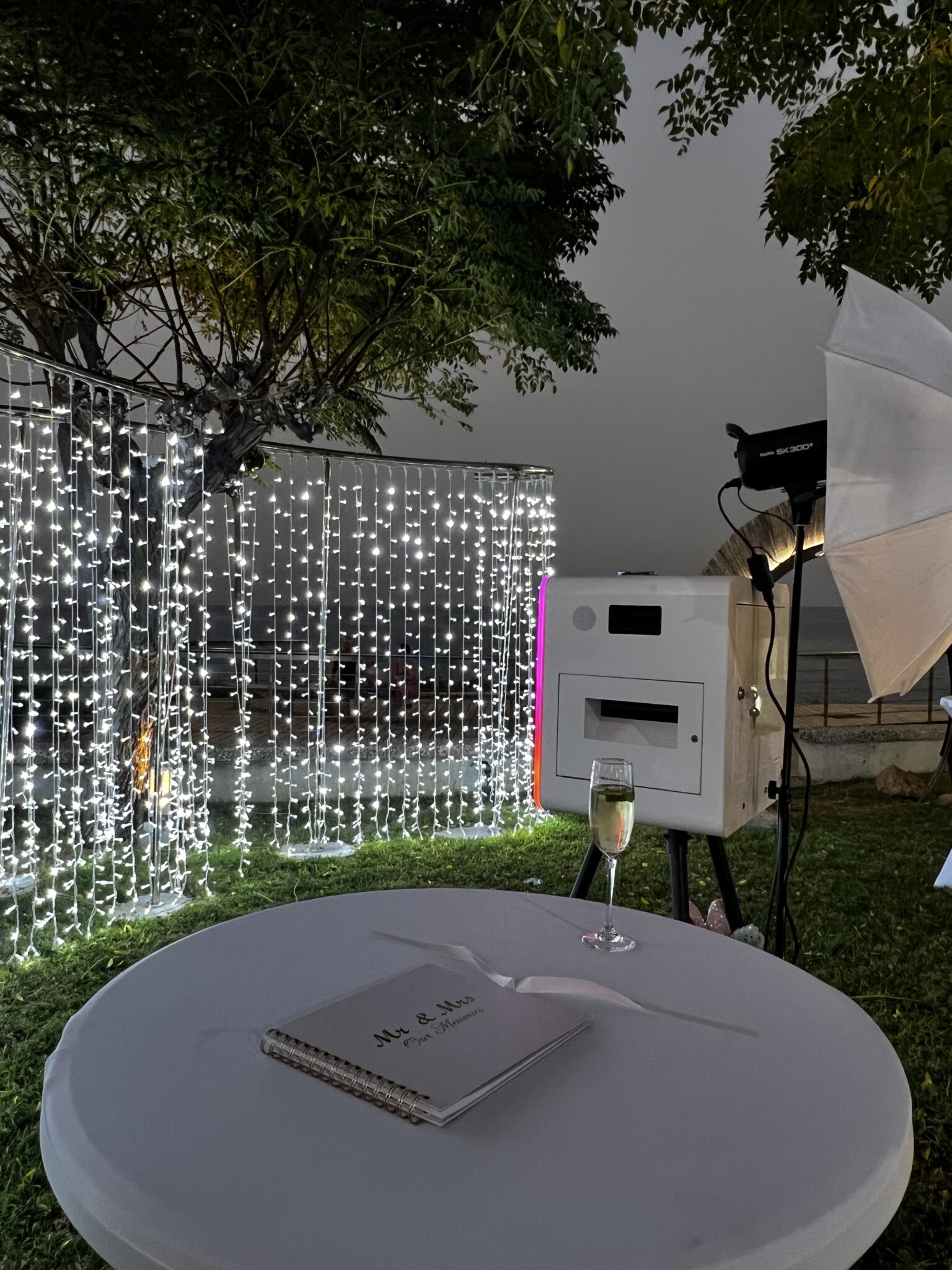 Retro Booth ! - Oh Snap Photobooth Cyprus